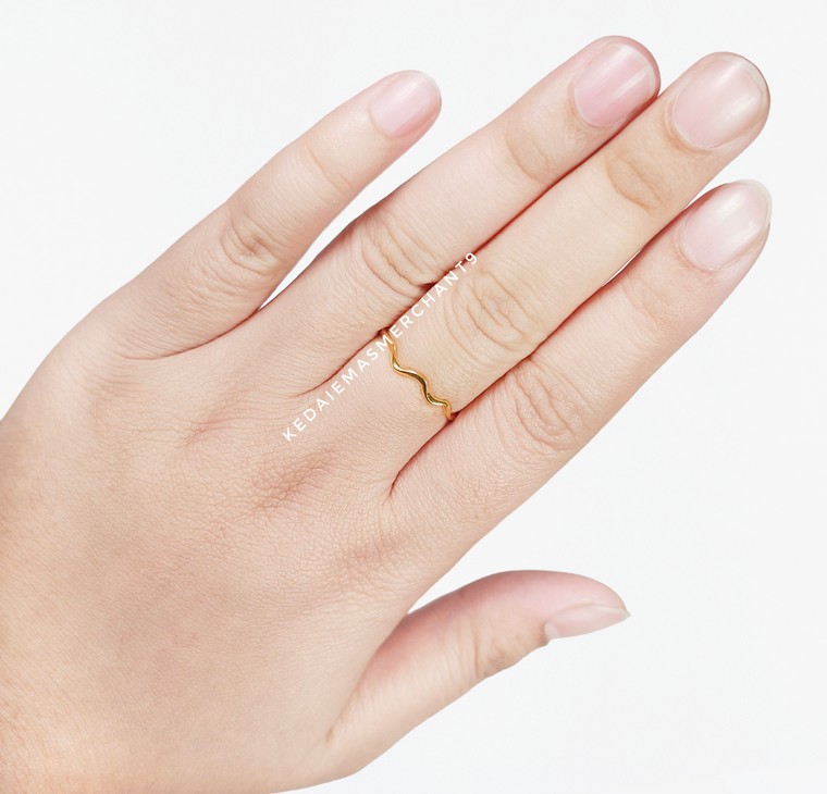 Cincin Emas Minimalist Wave